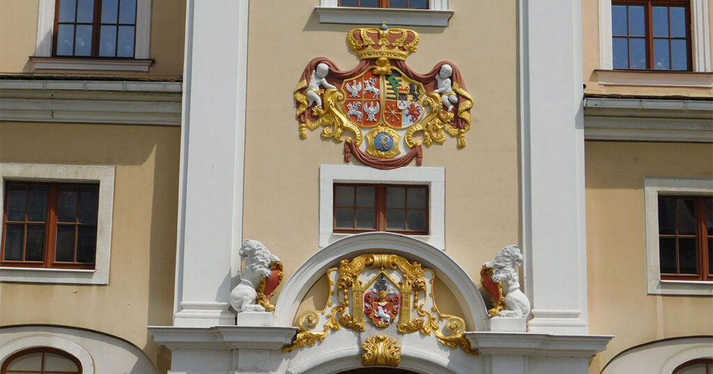 Wappen am Rathaus Löbau - Willkommen in der Stadt am Berge